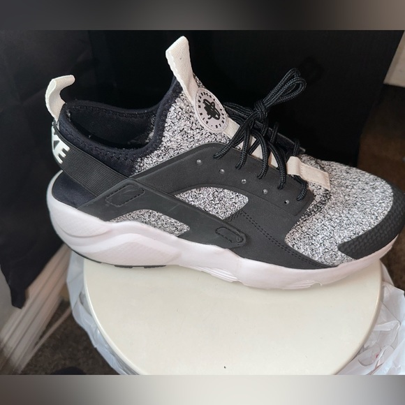 Nike | Shoes | Nike Huaraches Black And White Size | Poshmark